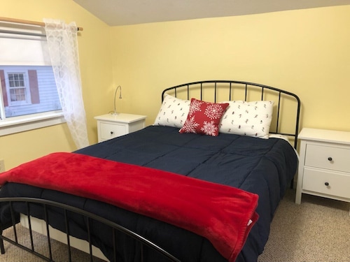 Quaint, Lakeside Cottage. - Bradford, NH