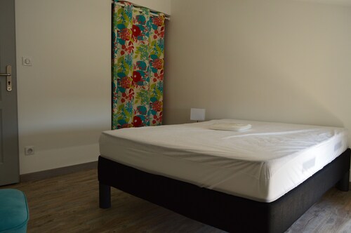 Gîte Spacieux, 9 Couchages + 2 Lits Bébés à St Clar Village Rural Du Gers - Gers