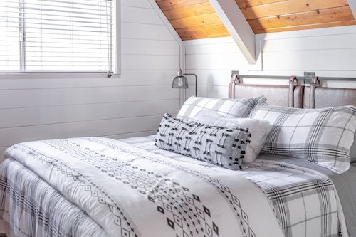 Blue Lake Springs Family Cabin: Mila's Mt. Retreat - Arnold, CA