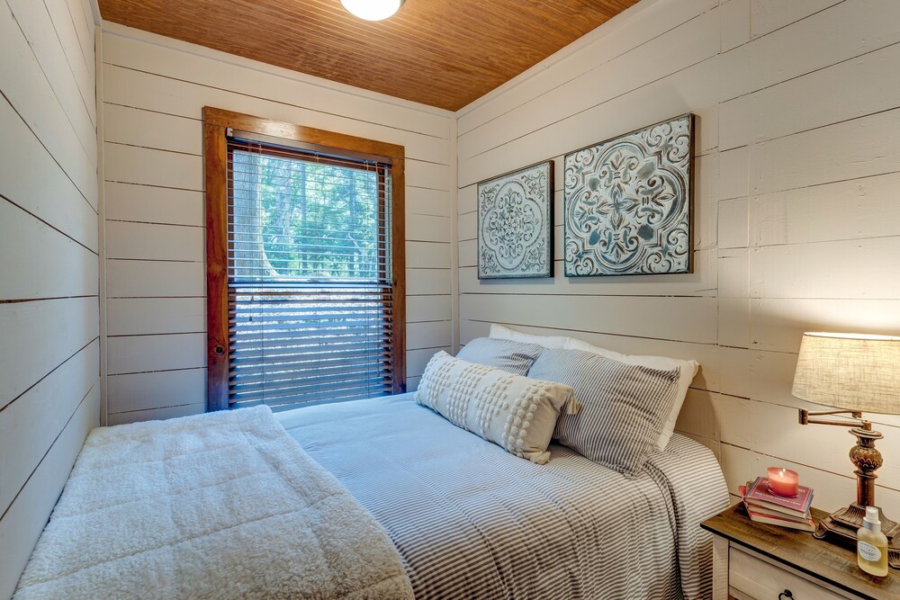 Luxury Retreat Overlooking the 11th Tee at Whitepath Golf Course in ...