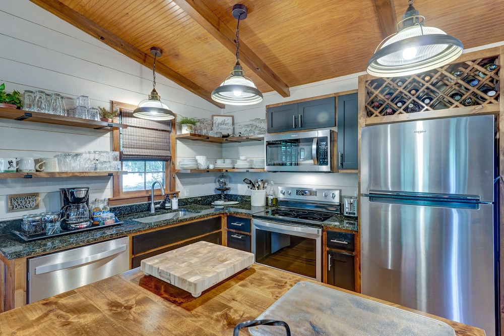 Luxury Retreat Overlooking the 11th Tee at Whitepath Golf Course in ...