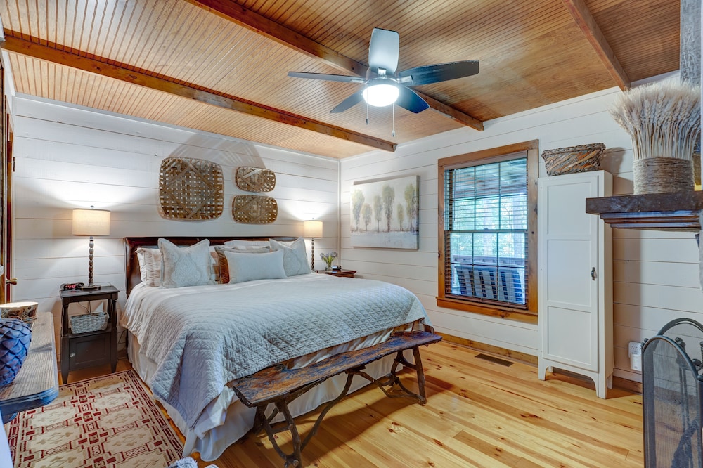 Luxury Retreat Overlooking the 11th Tee at Whitepath Golf Course in ...