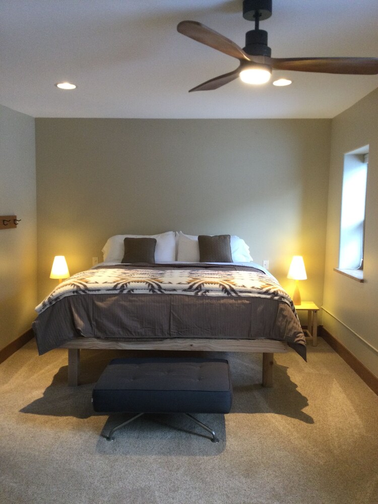 Modern Downtown Loft in Heart of Silverton - Silverton | Stayz