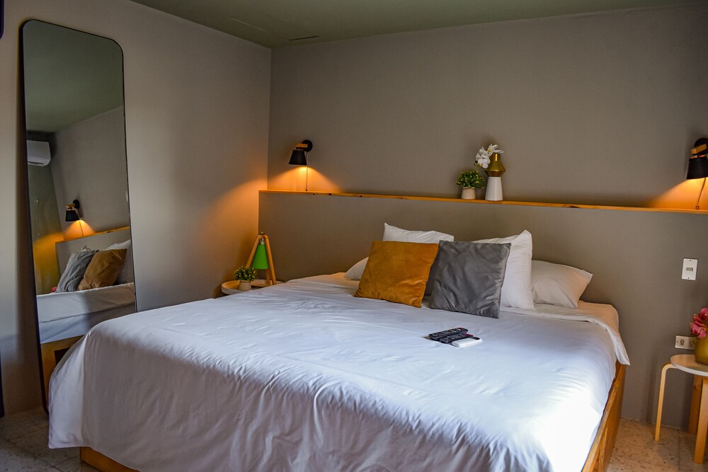 Cardedeu Express Hotel, San Salvador: $68 Room Prices & Reviews ...