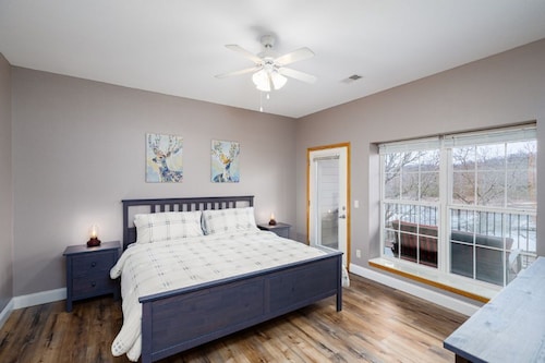 3 Bedroom Lakefront Condo Directly On The Water! - Branson West, MO