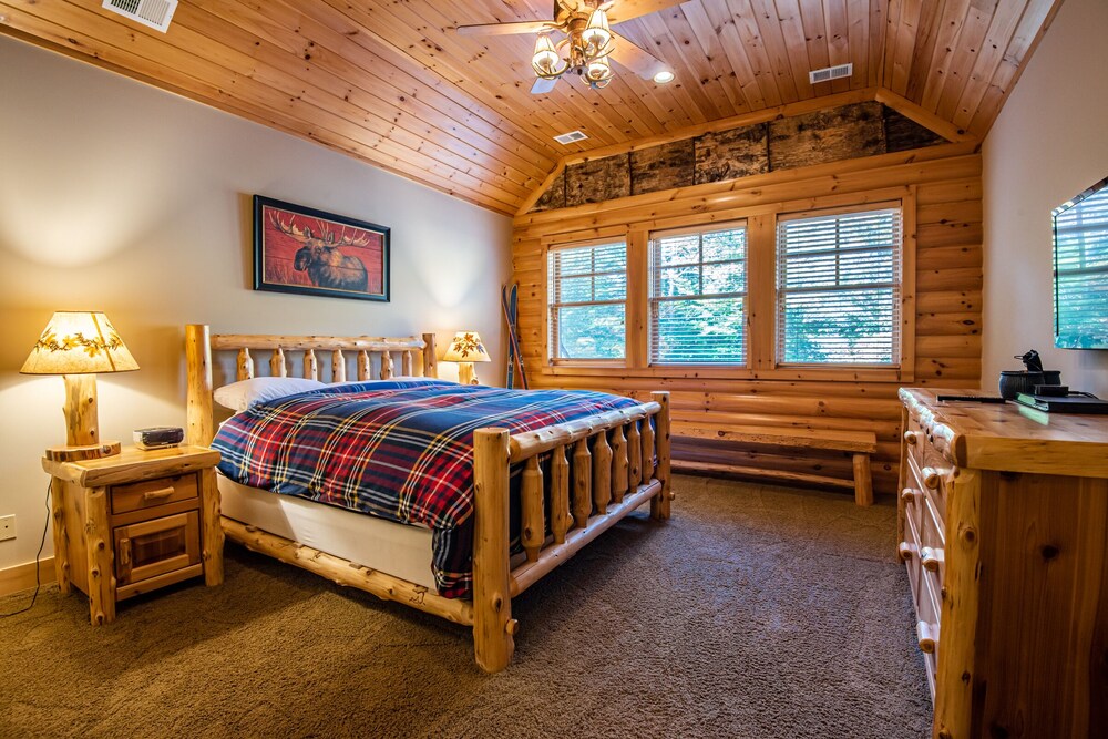 New Large Adirondack Lodge with Pond Waterfront and A/C - Old Forge | Vrbo