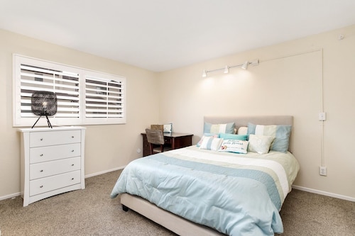 Month-to-month Luxury Townhome In Carlsbad! - Carlsbad, CA