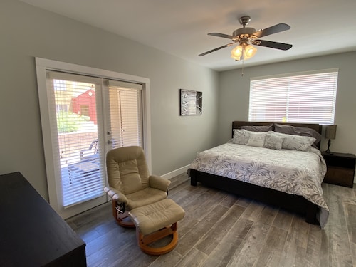 Poolside Condo 2 Min Walk To Mill Ave - 30 Day Min - Tempe, AZ