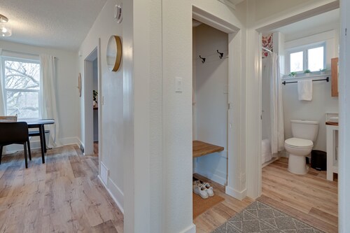Melrose Place Yxe: Trendy Two-floor Boutique Suite - Saskatoon