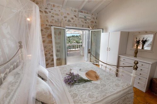 Fabulous Villa By The Sea-with Pool - Paxi