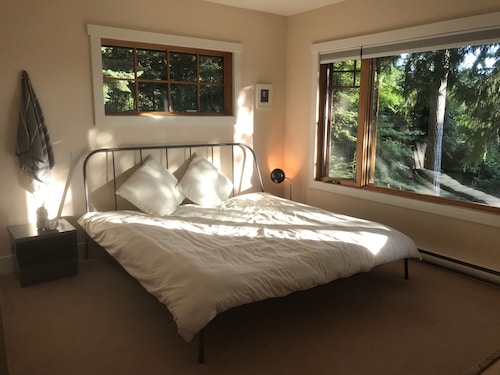 Bridge House W/cedar Bath, Archery, Trails & Beach - Bowen Island