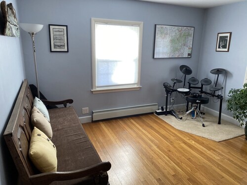 Cute Downtown Andover Cottage W/ Parking And Yard - Andover, MA