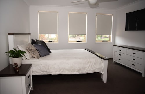 Welcome To The Entertainer. Absolute Luxury. - Central Coast