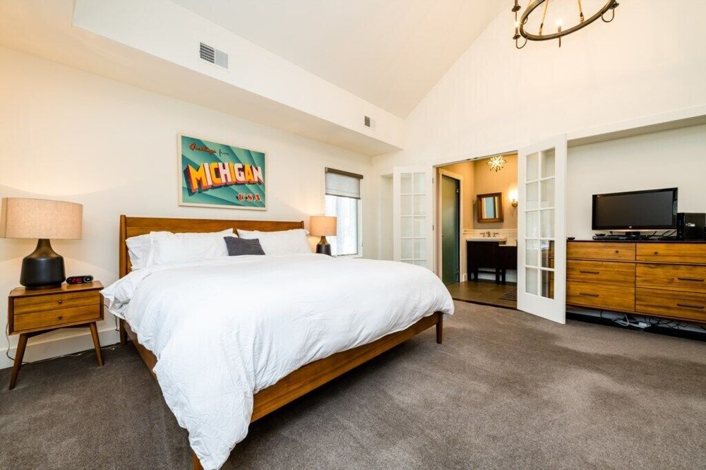 Beautiful Harbert Home Close to Sandy Lake Michigan Beach! - Shorewood ...