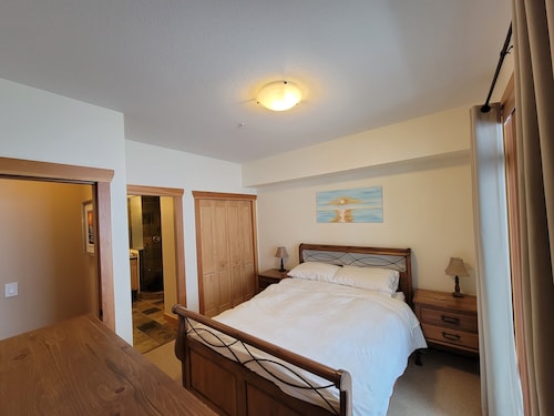 Glacier Lodge Ski In/out Condo - Private Hot Tub - Big White Ski Resort, BC