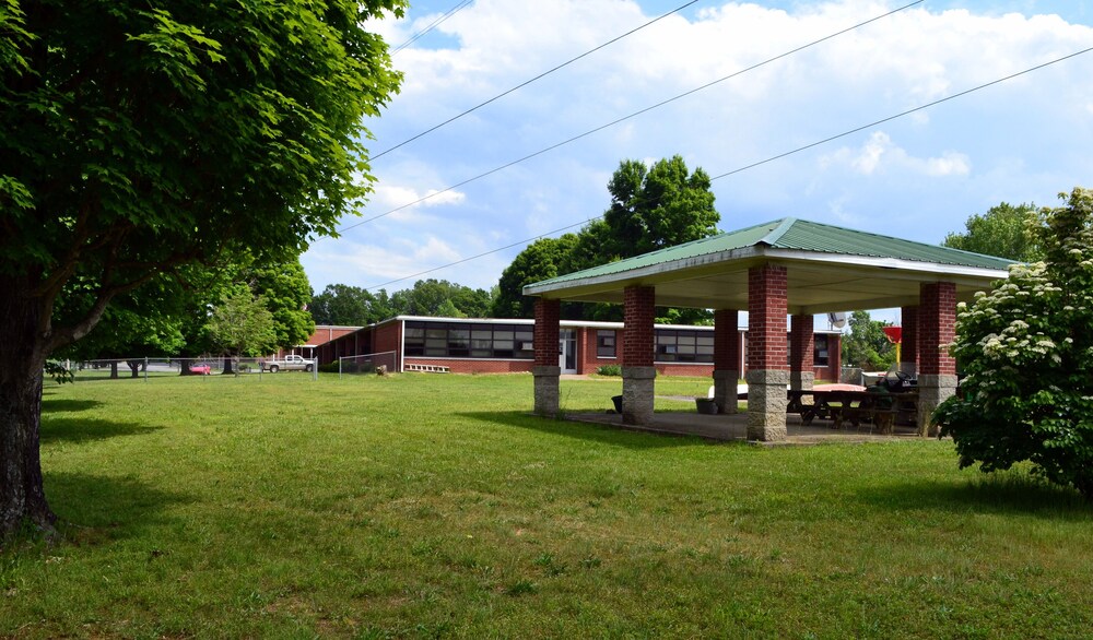 Historic Union Chapel Elementary School near Cumberland River & Lake in ...