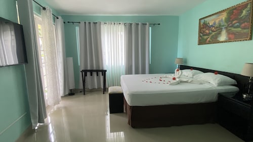 New! Modern Suite/king Bed/pool/kitchen/security - Ocho Rios