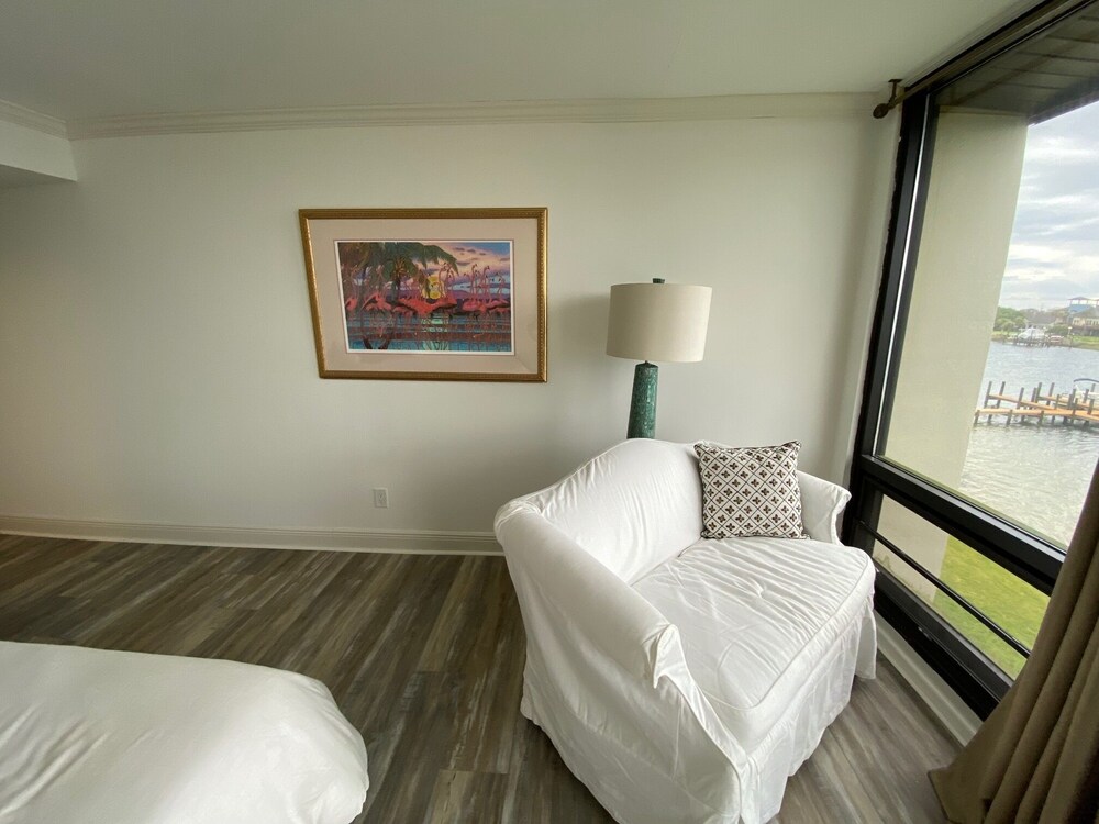 Treasure on Pensacola Beach, views of Gulf, on Little Sabine Bay with ...
