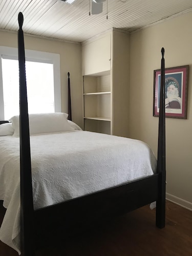 Cottage King Private Bathroom - Natchitoches, LA