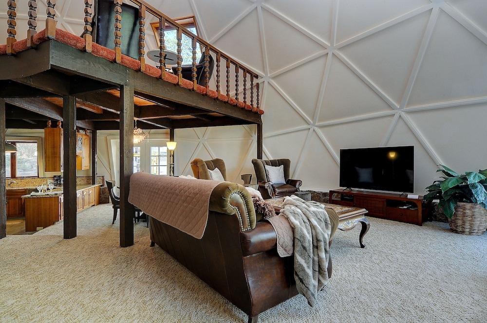 PRIVATE INDOOR HOT SPRINGS POOL~RETRO GEODESIC DOME~CHALK CLIFFS VIEW ...