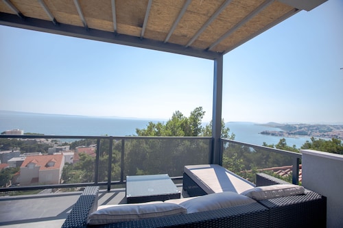 Lovely 2-bed Apartment With Views In Podstrana - Podstrana