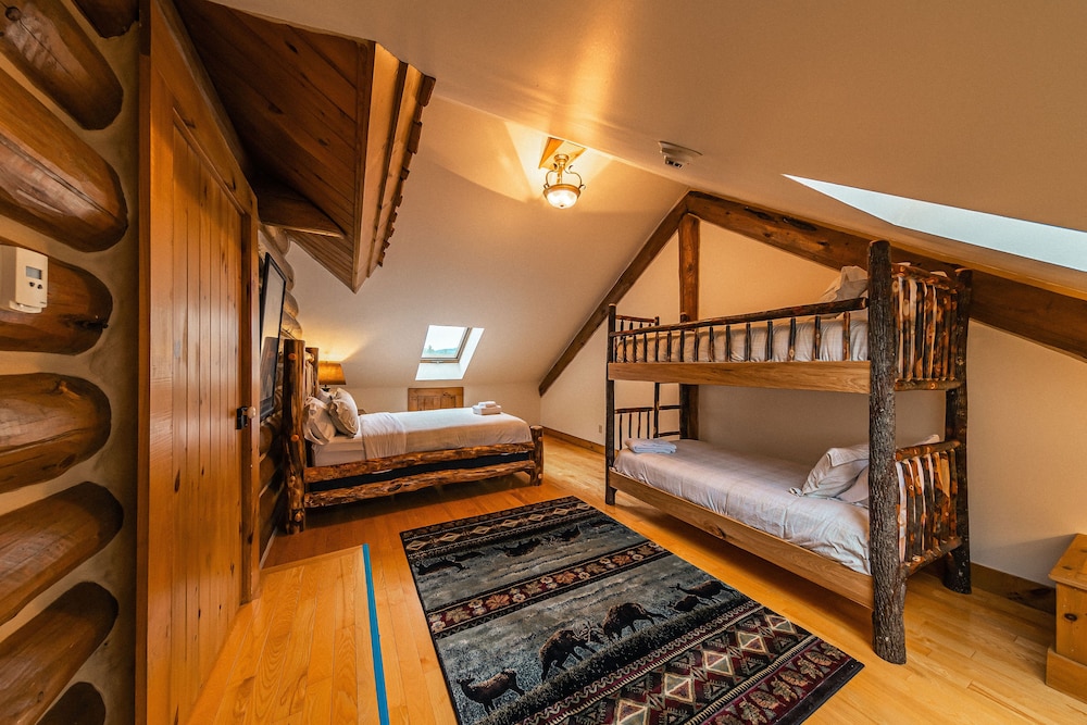 Longbow Lodge on the Lake Reviews, Deals & Photos 2026 - Vrbo