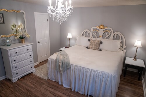 Midcity Shabby Chic/location Location/king Bed! - Huntsville