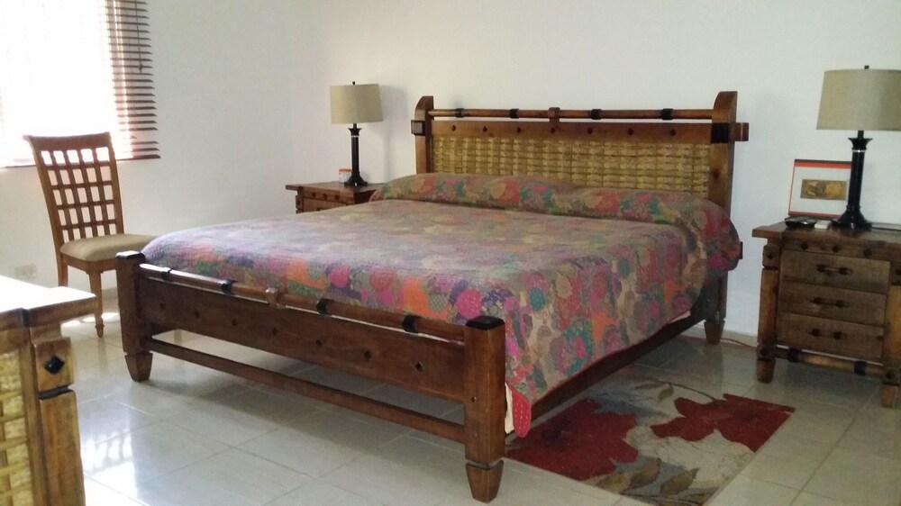Party villa with 8 bedrooms steps from clubs/restaurants/shops. Fully ...