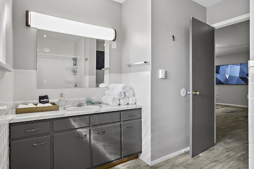 Spacious Italian Farmhouse Apartment Sleeps Up To 16! - Aurora, IL