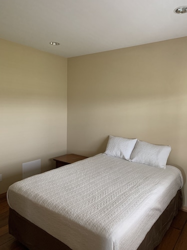 Custom/spacious 4 Bedroom - Oak Harbor, WA