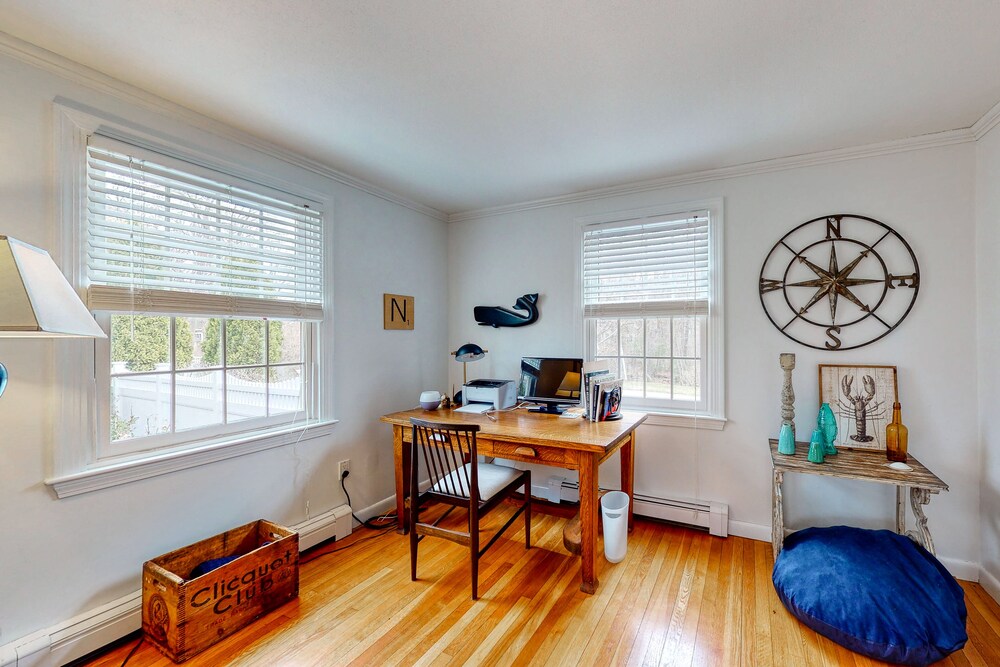 Traditional home walkable to the beach with seasonal private pool - dog ...