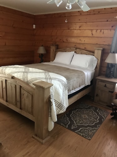 Round Mountain Cabin Getaway - Heber Springs, AR