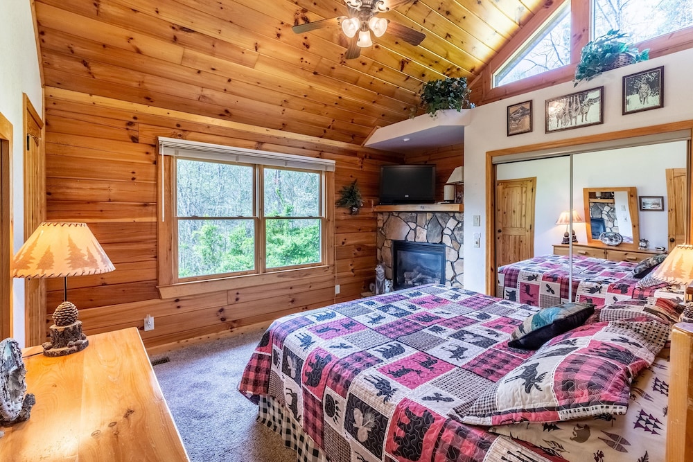 Cozy Cabin with Hot Tub; 5 miles to Harrahs Casino - Qualla | Vrbo