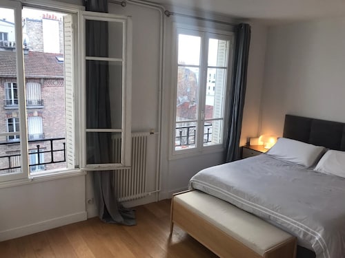 Paris Home With A View And Loads Of Sunshine. - Paris