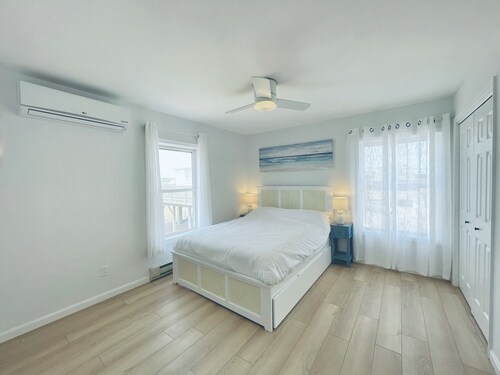 Direct Beachfront Modern Cottage On Private Beach - Branford, CT