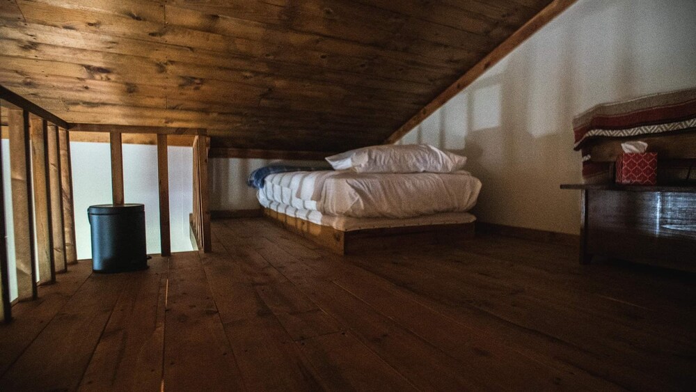 Cowboy Cabin, come sit under the trees - Warren County | Vrbo