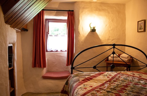 Enchanted Cottage (Entire Cottage) @ Multi Award-winning Cnoc Suain - County Galway