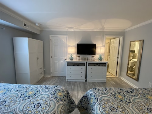 Beautiful Condo! Great Location. 1 Block To Beach. - Avalon, NJ