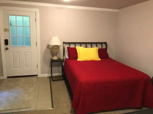 Private Daylight Basement, Own Entrance, 1800 S/f - Overland Park
