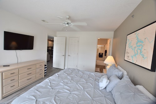 Simple & Clean * Waterfront - 2 Pools/sandy Beach - Osage Beach, MO