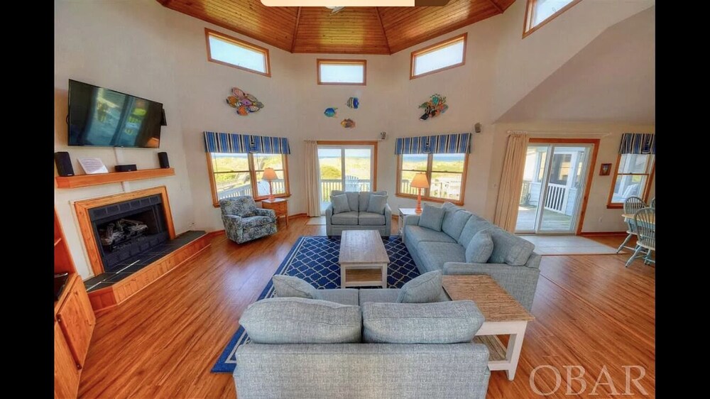 Ocean Views! Sleeps 10! 4 bed / 3 bath. Pool + HotTub + Beachfront ...