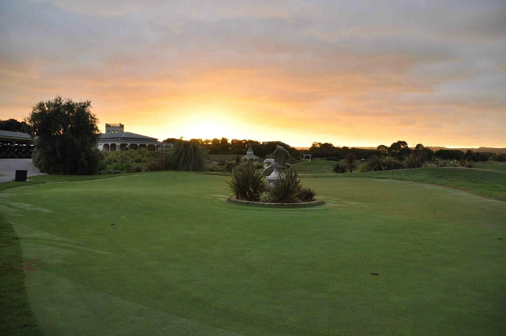 Nepean Country Club - Facilities like Swimming pools, tennis, mini golf ...