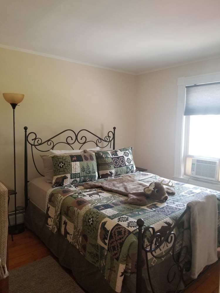 Center of Lenox, cozy 2-bedroom apartment REVIEWS https://abnb.me ...
