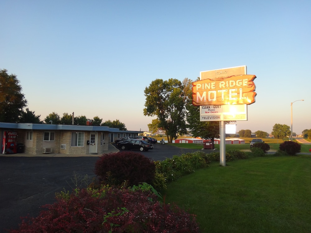 Pine Ridge Motel in Dodgeville | Best Rates & Deals on Orbitz