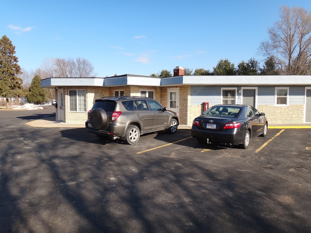 Pine Ridge Motel in Dodgeville | Best Rates & Deals on Orbitz