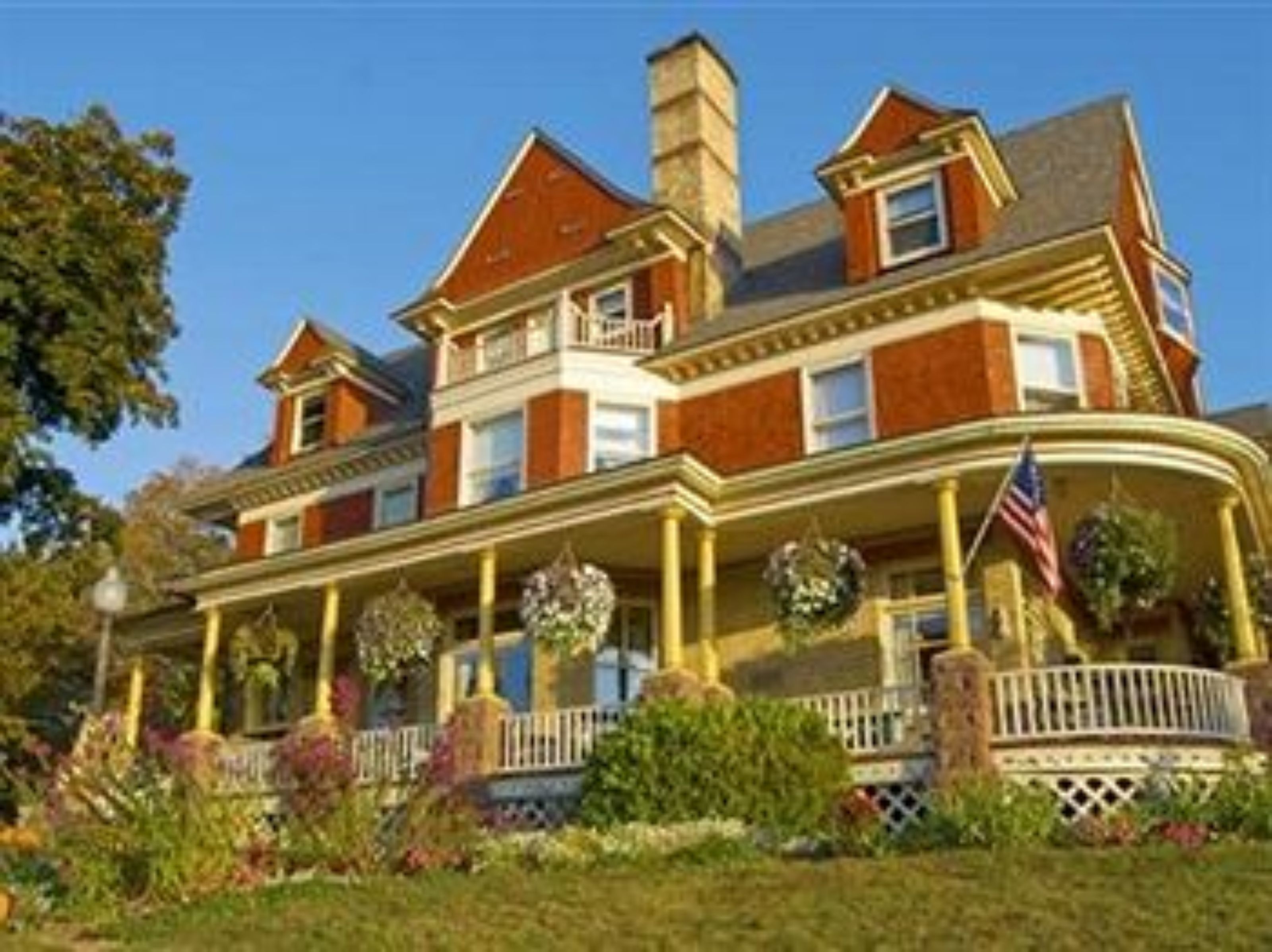 The Washburn Inn - On the Lake in Washburn, WI | Expedia