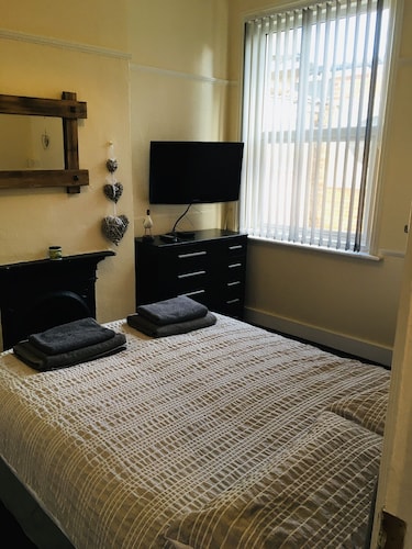 Spacious 4 Bed Maisonette Close To Beach - Kent