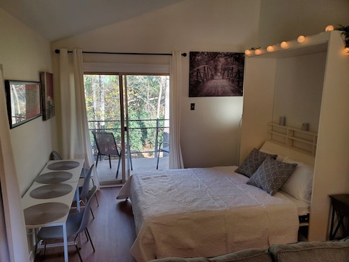 Top-floor W/ View, Walk To Sanford Stadium - Athens, GA