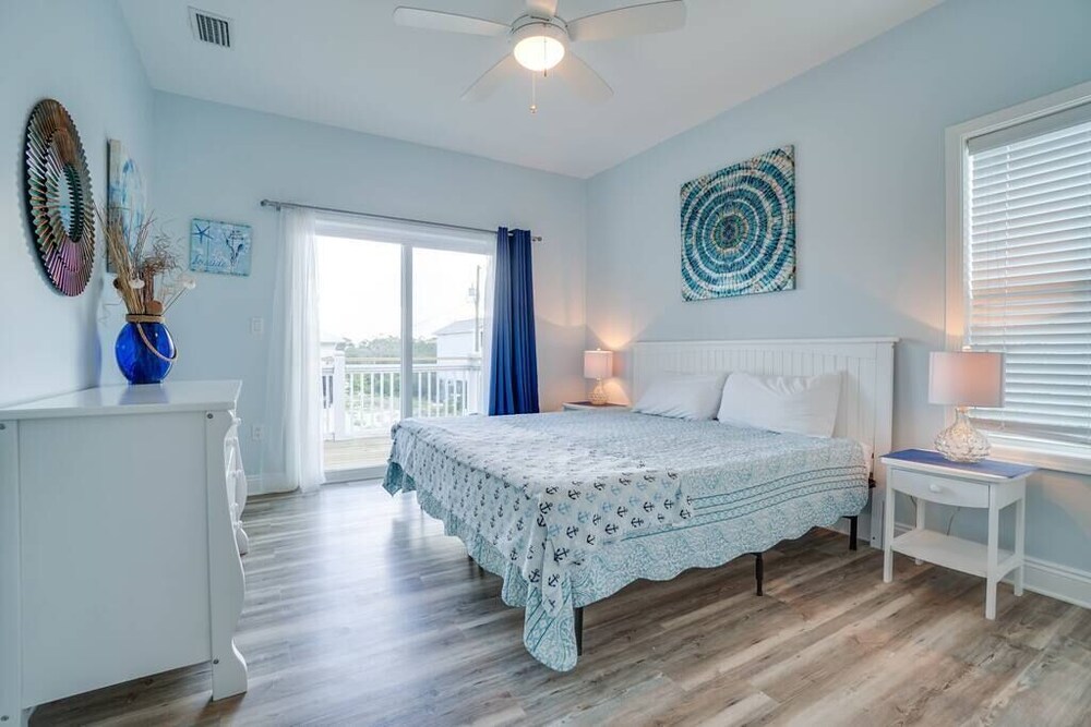 Short walk to the Beach and Bay, Pet Friendly and Fully Fenced yard ...