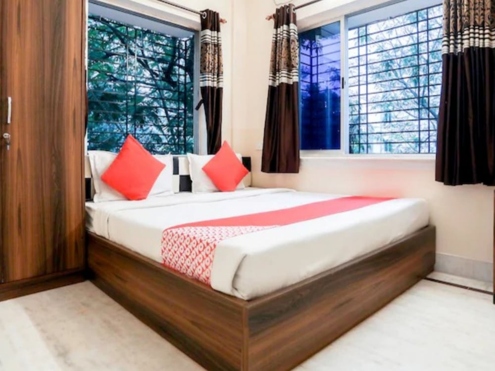 Saver Rooms with amenities near biswa bangla gate and kolkata airport ...